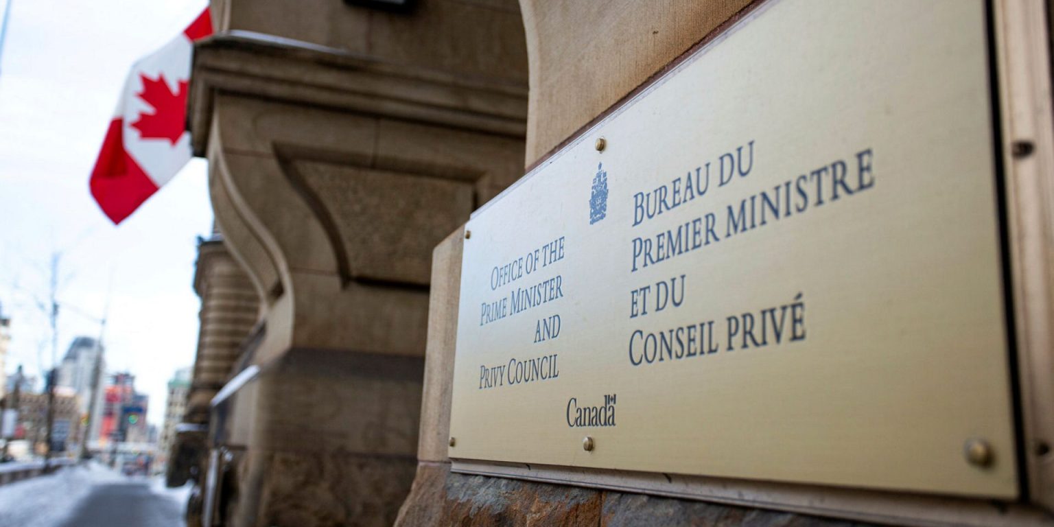 When the pendulum swings: how does the public service respond to ...